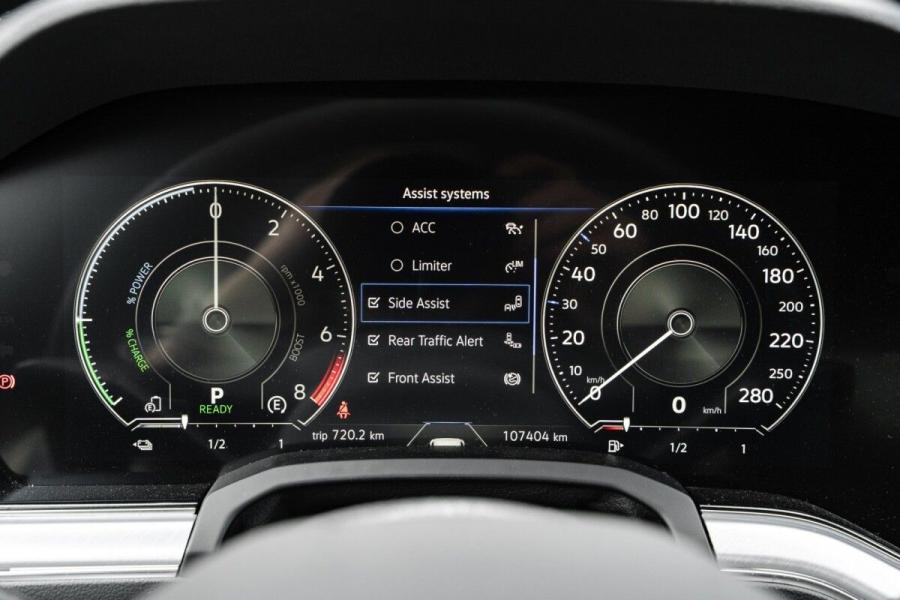 Black Volkswagen Touareg 2022 in Riga, with an engine capacity of 3.00 L and mileage of 107 thousand km for 44900 €, photo 21 on AUTOMOTO.COM.LV
