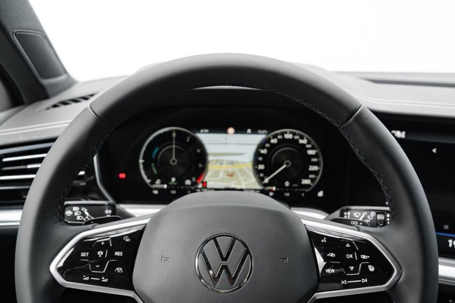 Black Volkswagen Touareg 2022 in Riga, with an engine capacity of 3.00 L and mileage of 107 thousand km for 44900 €, photo 24 on AUTOMOTO.COM.LV