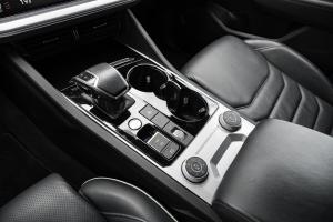 Black Volkswagen Touareg 2022 in Riga, with an engine capacity of 3.00 L and mileage of 107 thousand km for 44900 €, photo 25 on AUTOMOTO.COM.LV