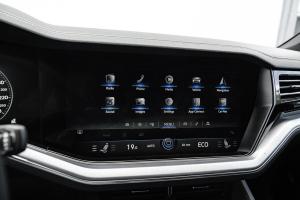 Black Volkswagen Touareg 2022 in Riga, with an engine capacity of 3.00 L and mileage of 107 thousand km for 44900 €, photo 26 on AUTOMOTO.COM.LV
