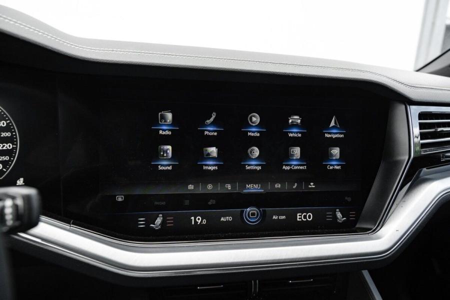 Black Volkswagen Touareg 2022 in Riga, with an engine capacity of 3.00 L and mileage of 107 thousand km for 44900 €, photo 26 on AUTOMOTO.COM.LV
