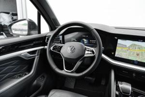 Black Volkswagen Touareg 2022 in Riga, with an engine capacity of 3.00 L and mileage of 107 thousand km for 44900 €, photo 37 on AUTOMOTO.COM.LV