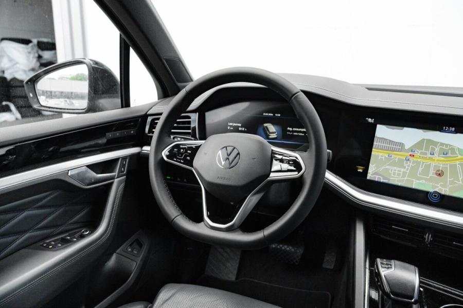 Black Volkswagen Touareg 2022 in Riga, with an engine capacity of 3.00 L and mileage of 107 thousand km for 44900 €, photo 37 on AUTOMOTO.COM.LV