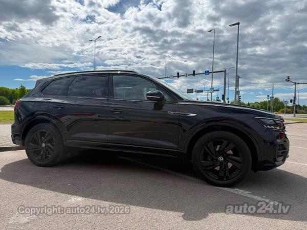 Melns Volkswagen Touareg 2022 Tallina, ar dzinēja tilpumu 3.00 L un nobraukumu 112 tūkst. km par 48900 €, foto  vietnē AUTOMOTO.COM.LV