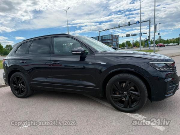 Black Volkswagen Touareg 2022 in Tallinn, with an engine capacity of 3.00 L and mileage of 112 thousand km for 48900 €, photo 2 on AUTOMOTO.COM.LV