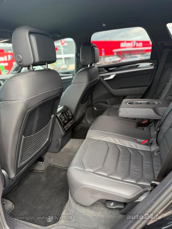 Black Volkswagen Touareg 2022 in Tallinn, with an engine capacity of 3.00 L and mileage of 112 thousand km for 48900 €, photo 5 on AUTOMOTO.COM.LV