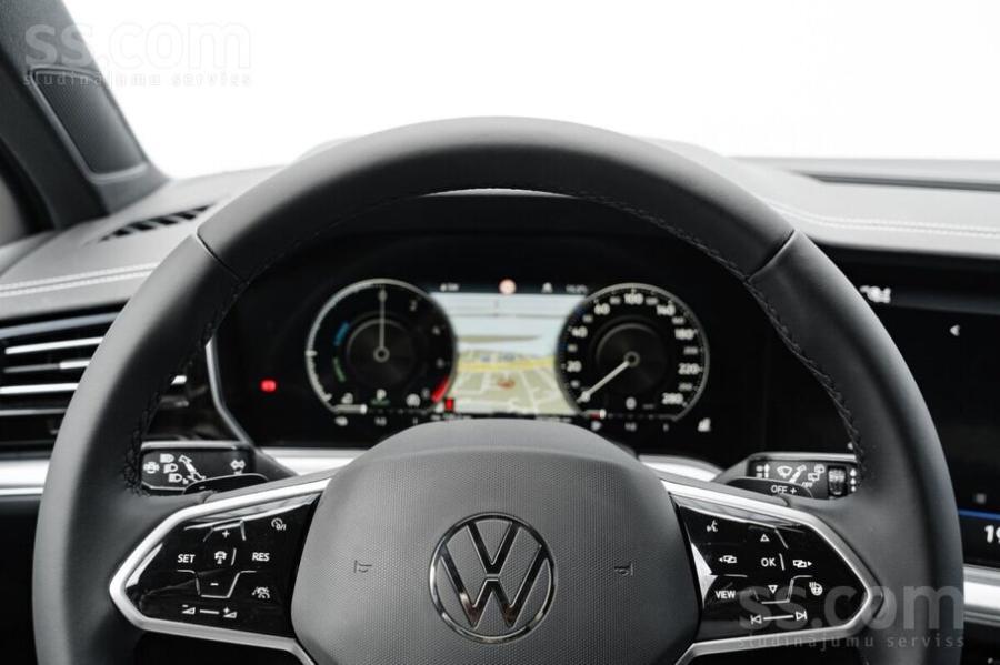 Melns Volkswagen Touareg 2022 Rīga, ar dzinēja tilpumu 3.00 L un nobraukumu 107 tūkst. km par 42450 €, foto 24 vietnē AUTOMOTO.COM.LV