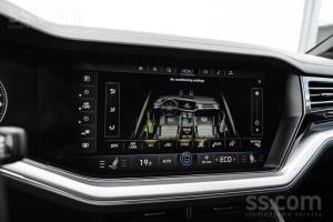 Melns Volkswagen Touareg 2022 Rīga, ar dzinēja tilpumu 3.00 L un nobraukumu 107 tūkst. km par 42450 €, foto 28 vietnē AUTOMOTO.COM.LV