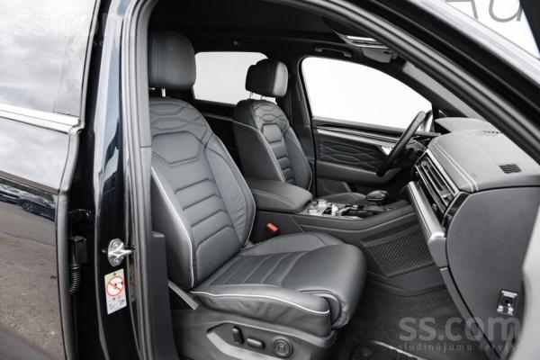 Black Volkswagen Touareg 2022 in Riga, with an engine capacity of 3.00 L and mileage of 67 thousand km for 44150 €, photo 8 on AUTOMOTO.COM.LV