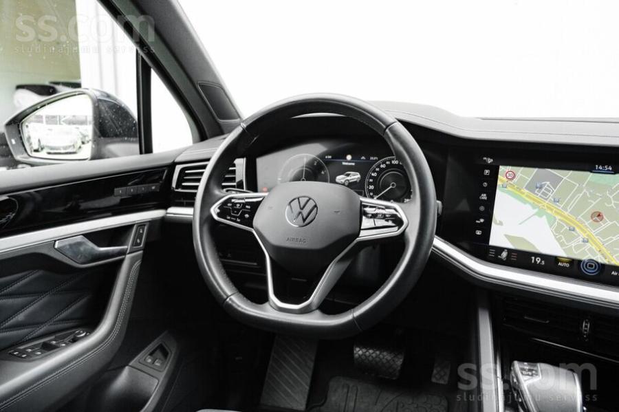 Melns Volkswagen Touareg 2022 Rīga, ar dzinēja tilpumu 3.00 L un nobraukumu 67 tūkst. km par 44150 €, foto 34 vietnē AUTOMOTO.COM.LV