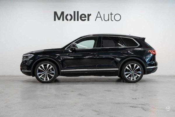 Melns Volkswagen Touareg 2022 Viļņa, ar dzinēja tilpumu 3.00 L un nobraukumu 108 tūkst. km par 43900 €, foto 2 vietnē AUTOMOTO.COM.LV