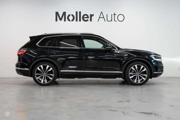 Melns Volkswagen Touareg 2022 Viļņa, ar dzinēja tilpumu 3.00 L un nobraukumu 108 tūkst. km par 43900 €, foto 4 vietnē AUTOMOTO.COM.LV
