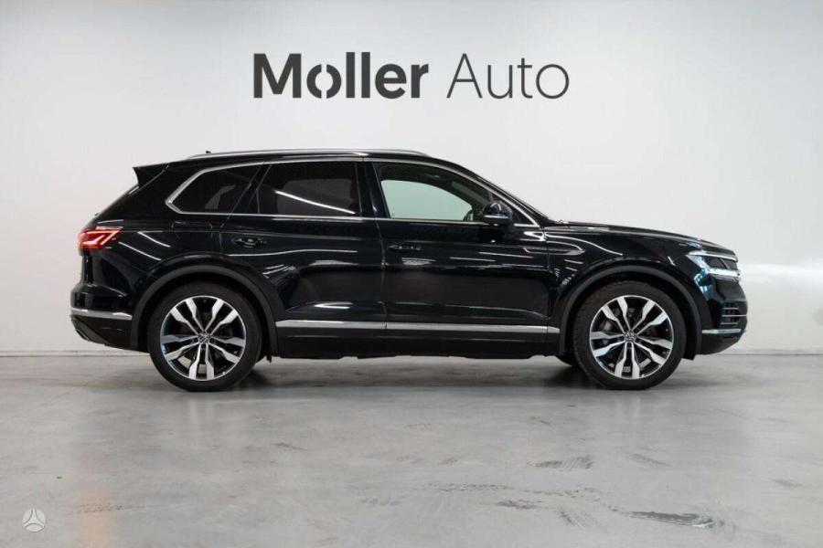 Melns Volkswagen Touareg 2022 Viļņa, ar dzinēja tilpumu 3.00 L un nobraukumu 108 tūkst. km par 43900 €, foto 5 vietnē AUTOMOTO.COM.LV
