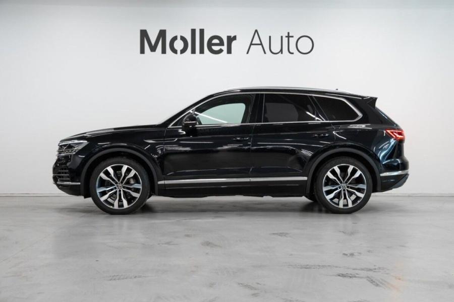 Black Volkswagen Touareg 2022 in Vilnius, with an engine capacity of 3.00 L and mileage of 108 thousand km for 43900 €, photo 7 on AUTOMOTO.COM.LV