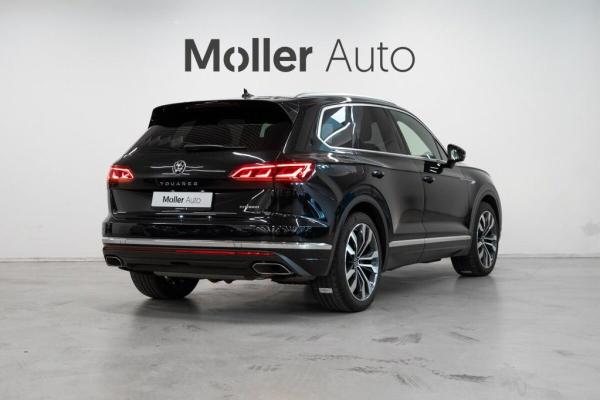 Black Volkswagen Touareg 2022 in Vilnius, with an engine capacity of 3.00 L and mileage of 108 thousand km for 43900 €, photo 7 on AUTOMOTO.COM.LV