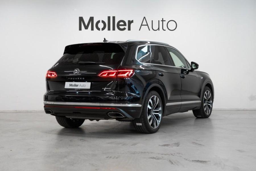 Black Volkswagen Touareg 2022 in Vilnius, with an engine capacity of 3.00 L and mileage of 108 thousand km for 43900 €, photo 8 on AUTOMOTO.COM.LV