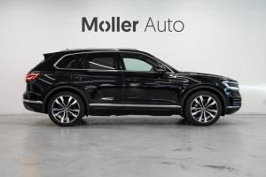 Black Volkswagen Touareg 2022 in Vilnius, with an engine capacity of 3.00 L and mileage of 108 thousand km for 43900 €, photo 9 on AUTOMOTO.COM.LV