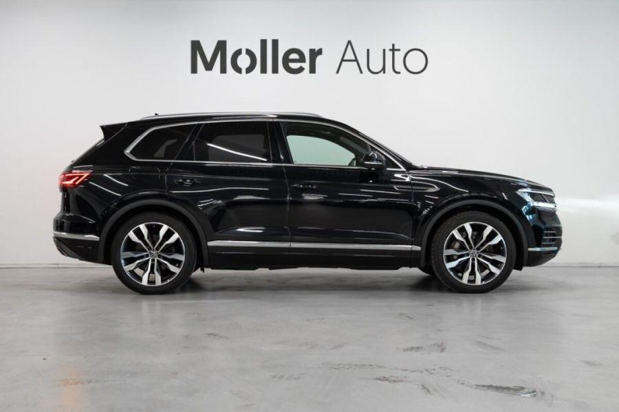 Black Volkswagen Touareg 2022 in Vilnius, with an engine capacity of 3.00 L and mileage of 108 thousand km for 43900 €, photo 9 on AUTOMOTO.COM.LV