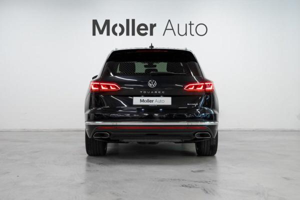 Black Volkswagen Touareg 2022 in Vilnius, with an engine capacity of 3.00 L and mileage of 108 thousand km for 43900 €, photo 10 on AUTOMOTO.COM.LV
