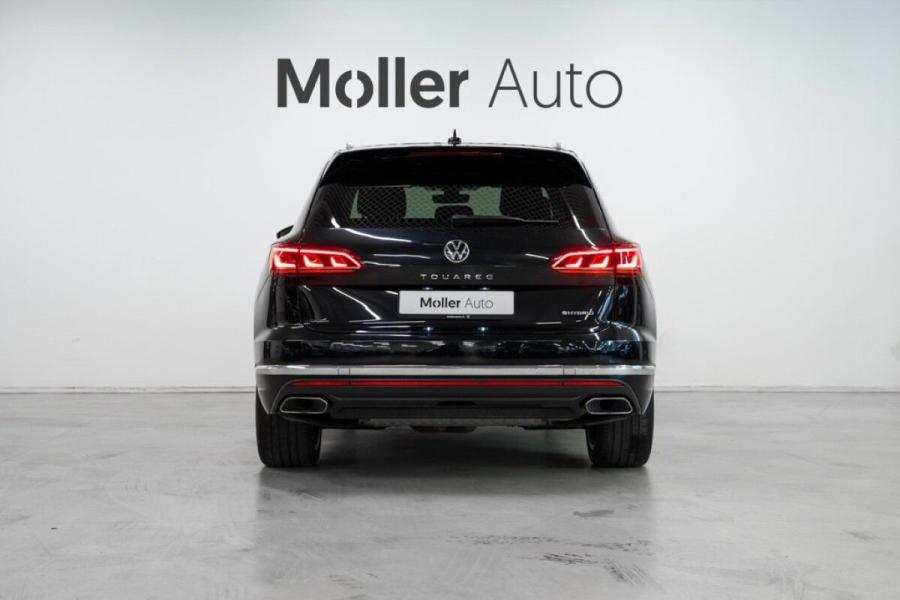 Black Volkswagen Touareg 2022 in Vilnius, with an engine capacity of 3.00 L and mileage of 108 thousand km for 43900 €, photo 11 on AUTOMOTO.COM.LV