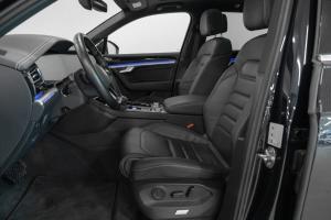 Black Volkswagen Touareg 2022 in Vilnius, with an engine capacity of 3.00 L and mileage of 108 thousand km for 43900 €, photo 12 on AUTOMOTO.COM.LV