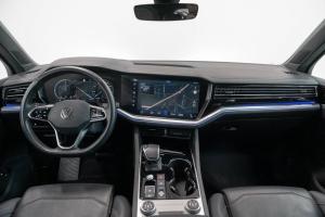 Black Volkswagen Touareg 2022 in Vilnius, with an engine capacity of 3.00 L and mileage of 108 thousand km for 43900 €, photo 13 on AUTOMOTO.COM.LV