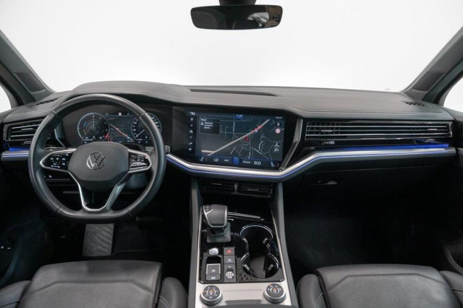 Black Volkswagen Touareg 2022 in Vilnius, with an engine capacity of 3.00 L and mileage of 108 thousand km for 43900 €, photo 13 on AUTOMOTO.COM.LV