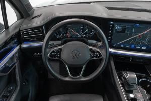 Black Volkswagen Touareg 2022 in Vilnius, with an engine capacity of 3.00 L and mileage of 108 thousand km for 43900 €, photo 14 on AUTOMOTO.COM.LV