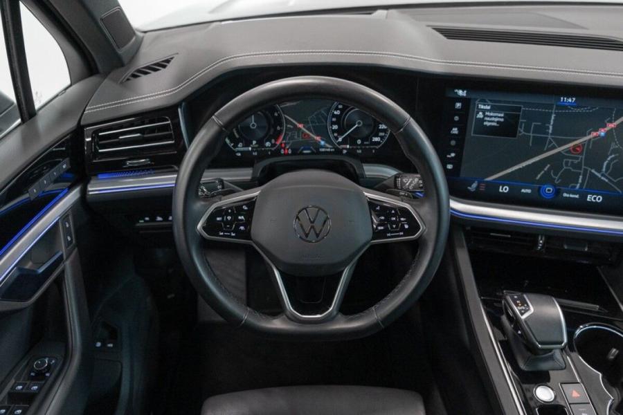 Black Volkswagen Touareg 2022 in Vilnius, with an engine capacity of 3.00 L and mileage of 108 thousand km for 43900 €, photo 14 on AUTOMOTO.COM.LV