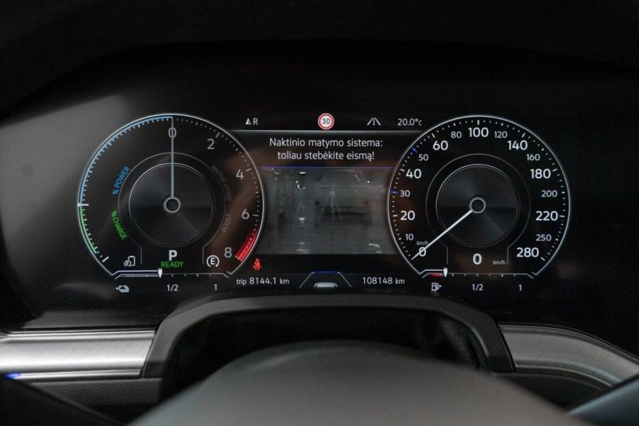 Black Volkswagen Touareg 2022 in Vilnius, with an engine capacity of 3.00 L and mileage of 108 thousand km for 43900 €, photo 16 on AUTOMOTO.COM.LV