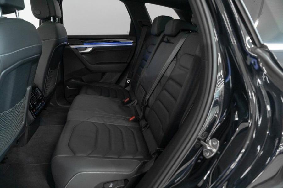 Black Volkswagen Touareg 2022 in Vilnius, with an engine capacity of 3.00 L and mileage of 108 thousand km for 43900 €, photo 28 on AUTOMOTO.COM.LV