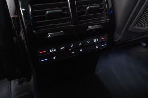 Black Volkswagen Touareg 2022 in Vilnius, with an engine capacity of 3.00 L and mileage of 108 thousand km for 43900 €, photo 29 on AUTOMOTO.COM.LV