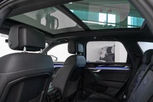 Black Volkswagen Touareg 2022 in Vilnius, with an engine capacity of 3.00 L and mileage of 108 thousand km for 43900 €, photo 30 on AUTOMOTO.COM.LV