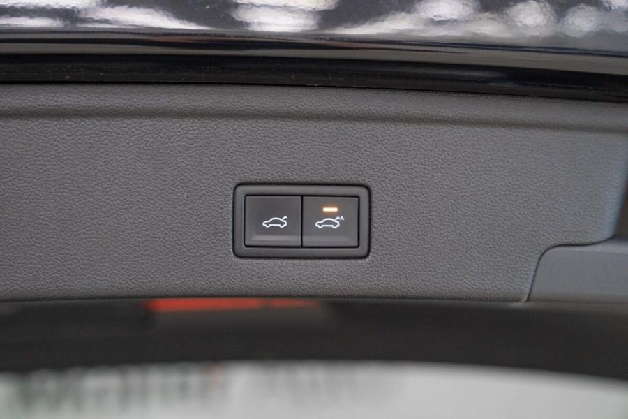 Black Volkswagen Touareg 2022 in Vilnius, with an engine capacity of 3.00 L and mileage of 108 thousand km for 43900 €, photo 32 on AUTOMOTO.COM.LV