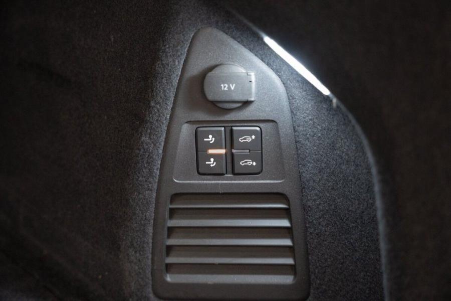Black Volkswagen Touareg 2022 in Vilnius, with an engine capacity of 3.00 L and mileage of 108 thousand km for 43900 €, photo 33 on AUTOMOTO.COM.LV
