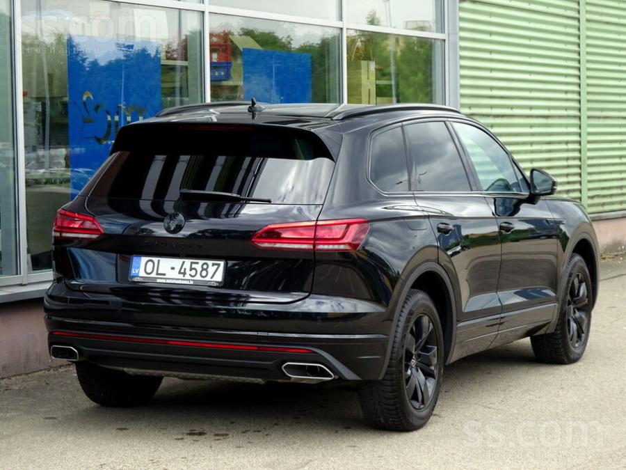 Black Volkswagen Touareg 2022 in Riga, with an engine capacity of 3.00 L and mileage of 63 thousand km for 37600 €, photo 3 on AUTOMOTO.COM.LV