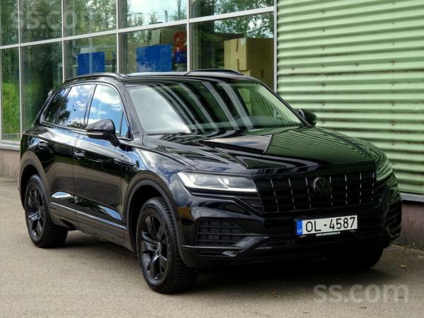 Black Volkswagen Touareg 2022 in Riga, with an engine capacity of 3.00 L and mileage of 63 thousand km for 37600 €, photo 3 on AUTOMOTO.COM.LV