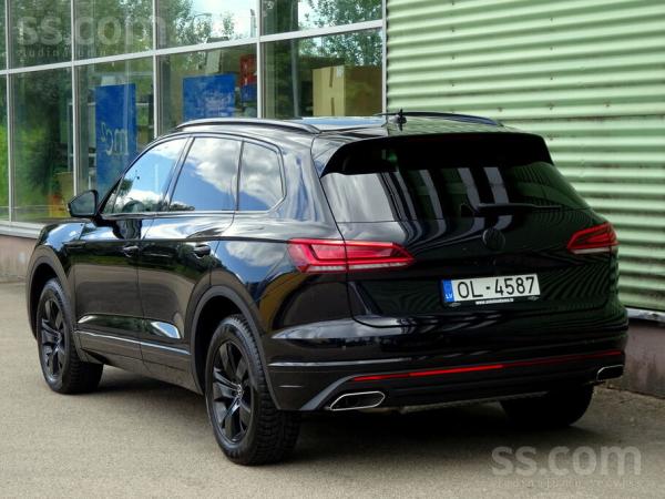 Black Volkswagen Touareg 2022 in Riga, with an engine capacity of 3.00 L and mileage of 63 thousand km for 37600 €, photo 4 on AUTOMOTO.COM.LV