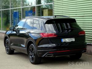 Black Volkswagen Touareg 2022 in Riga, with an engine capacity of 3.00 L and mileage of 63 thousand km for 37600 €, photo 5 on AUTOMOTO.COM.LV