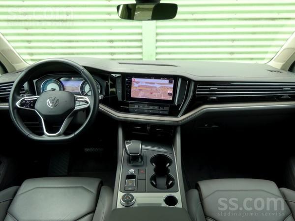 Black Volkswagen Touareg 2022 in Riga, with an engine capacity of 3.00 L and mileage of 63 thousand km for 37600 €, photo 5 on AUTOMOTO.COM.LV