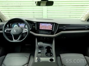 Black Volkswagen Touareg 2022 in Riga, with an engine capacity of 3.00 L and mileage of 63 thousand km for 37600 €, photo 6 on AUTOMOTO.COM.LV