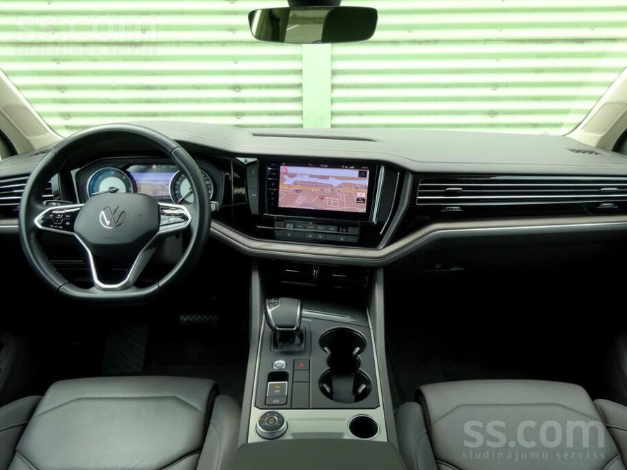 Black Volkswagen Touareg 2022 in Riga, with an engine capacity of 3.00 L and mileage of 63 thousand km for 37600 €, photo 6 on AUTOMOTO.COM.LV