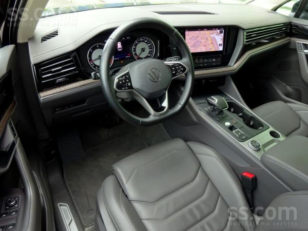 Black Volkswagen Touareg 2022 in Riga, with an engine capacity of 3.00 L and mileage of 63 thousand km for 37600 €, photo 6 on AUTOMOTO.COM.LV