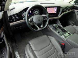Black Volkswagen Touareg 2022 in Riga, with an engine capacity of 3.00 L and mileage of 63 thousand km for 37600 €, photo 7 on AUTOMOTO.COM.LV