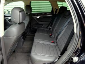 Black Volkswagen Touareg 2022 in Riga, with an engine capacity of 3.00 L and mileage of 63 thousand km for 37600 €, photo 8 on AUTOMOTO.COM.LV