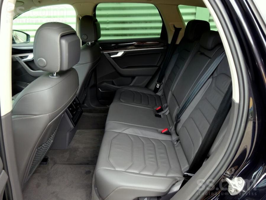 Black Volkswagen Touareg 2022 in Riga, with an engine capacity of 3.00 L and mileage of 63 thousand km for 37600 €, photo 8 on AUTOMOTO.COM.LV