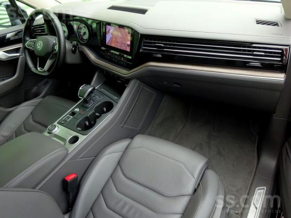 Black Volkswagen Touareg 2022 in Riga, with an engine capacity of 3.00 L and mileage of 63 thousand km for 37600 €, photo 8 on AUTOMOTO.COM.LV