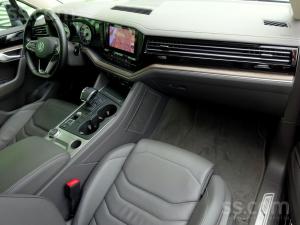 Black Volkswagen Touareg 2022 in Riga, with an engine capacity of 3.00 L and mileage of 63 thousand km for 37600 €, photo 9 on AUTOMOTO.COM.LV