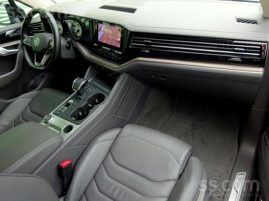 Black Volkswagen Touareg 2022 in Riga, with an engine capacity of 3.00 L and mileage of 63 thousand km for 37600 €, photo 9 on AUTOMOTO.COM.LV
