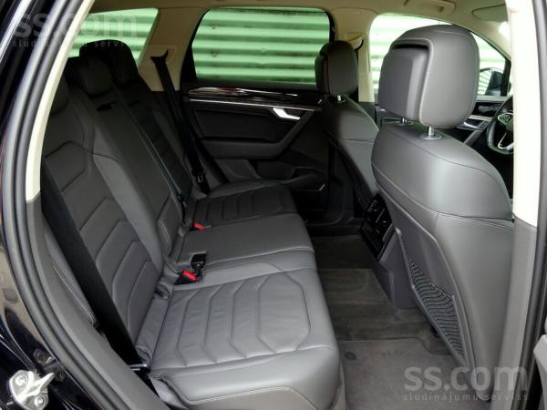 Black Volkswagen Touareg 2022 in Riga, with an engine capacity of 3.00 L and mileage of 63 thousand km for 37600 €, photo 9 on AUTOMOTO.COM.LV
